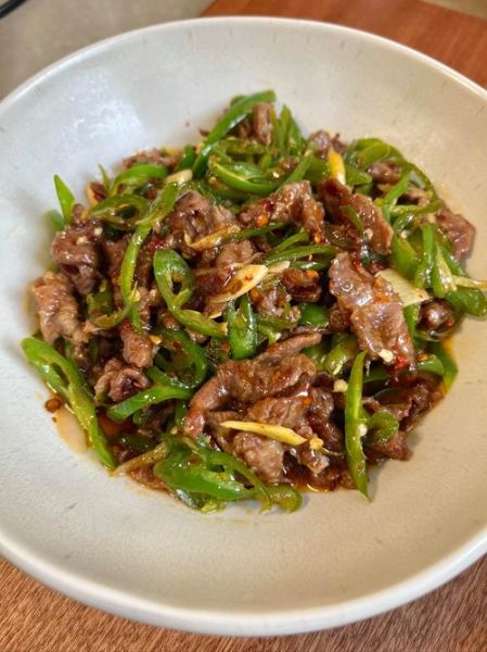 青椒炒牛肉怎么炒才嫩_青椒炒牛肉家常做法-第1张图片-山城妙识