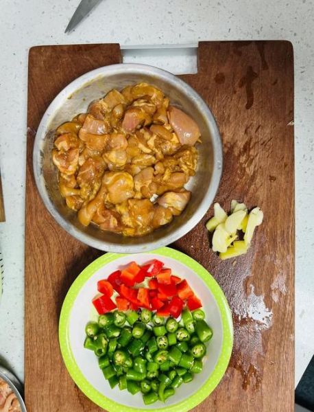 青椒鸡丁怎么炒好吃_家常青椒鸡丁做法步骤-第1张图片-山城妙识
