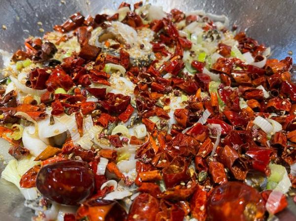 干锅炝锅鱼怎么做_干锅炝锅鱼的家常做法-第1张图片-山城妙识