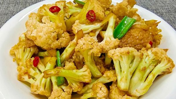 洋葱炒花菜怎么做_花菜焯水几分钟-第1张图片-山城妙识 洋葱炒花菜怎么做_花菜焯水几分钟-第1张图片-山城妙识