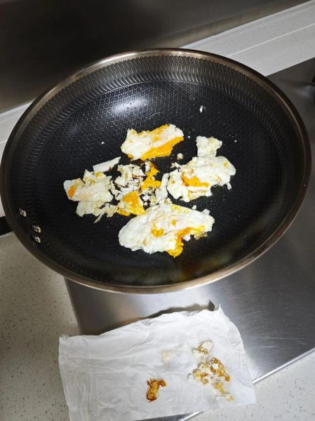 煎鸡蛋不粘锅的诀窍_煎鸡蛋要不要翻面-第1张图片-山城妙识