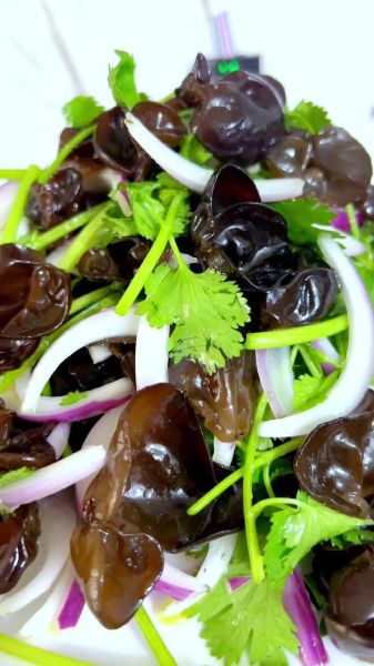 洋葱拌木耳怎么做_洋葱拌木耳需要焯水吗-第3张图片-山城妙识