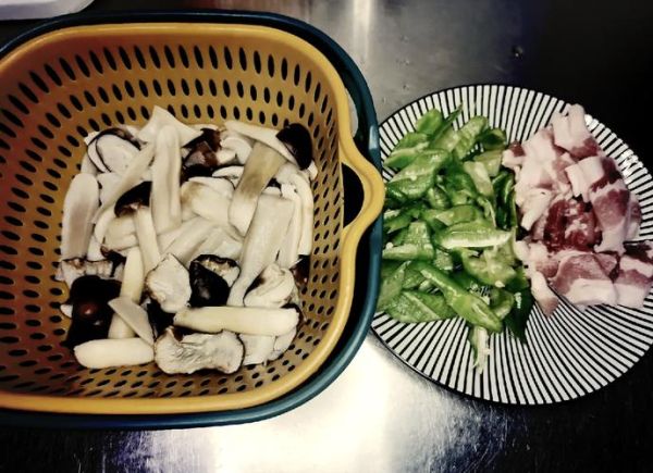 松茸炒肉片怎么做_松茸炒肉片的做法窍门-第2张图片-山城妙识