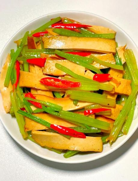 芹菜香干炒肉怎么做_芹菜香干炒肉的家常做法-第1张图片-山城妙识