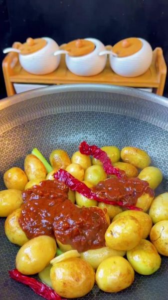 酱小土豆咸菜怎么做_东北家常酱小土豆咸菜配方-第2张图片-山城妙识