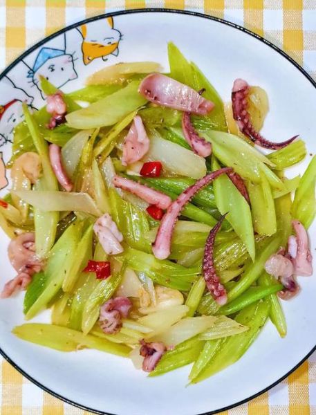 鱿鱼炒芹菜怎么炒才嫩_鱿鱼炒芹菜用焯水吗-第2张图片-山城妙识 鱿鱼炒芹菜怎么炒才嫩_鱿鱼炒芹菜用焯水吗-第2张图片-山城妙识