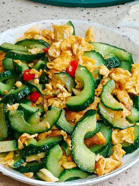 黄瓜炒鸡蛋怎么做_黄瓜炒鸡蛋要不要焯水-第1张图片-山城妙识