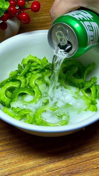 雪碧苦瓜怎么做_雪碧泡苦瓜要不要焯水-第1张图片-山城妙识