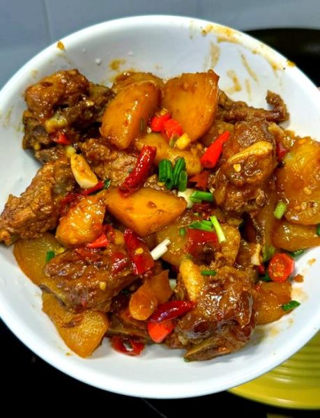 排骨烧土豆怎么做_排骨烧土豆的家常做法-第1张图片-山城妙识