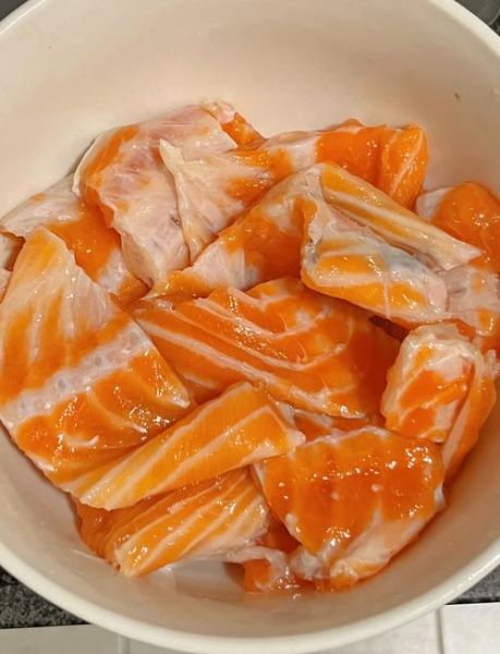 三文鱼骨汤怎么炖好喝_三文鱼骨汤的做法窍门-第1张图片-山城妙识