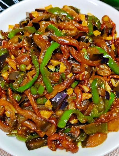 茄子炒辣椒怎么做_茄子炒辣椒的家常做法-第1张图片-山城妙识 茄子炒辣椒怎么做_茄子炒辣椒的家常做法-第1张图片-山城妙识