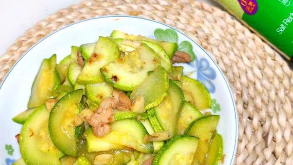 西葫芦炒肉丝怎么做_西葫芦炒肉丝用焯水吗-第1张图片-山城妙识