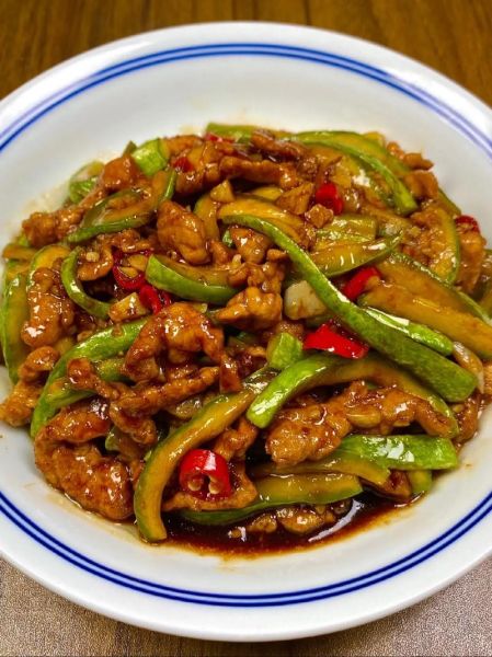 肉炒西葫芦怎么炒好吃_西葫芦炒肉要不要焯水-第2张图片-山城妙识