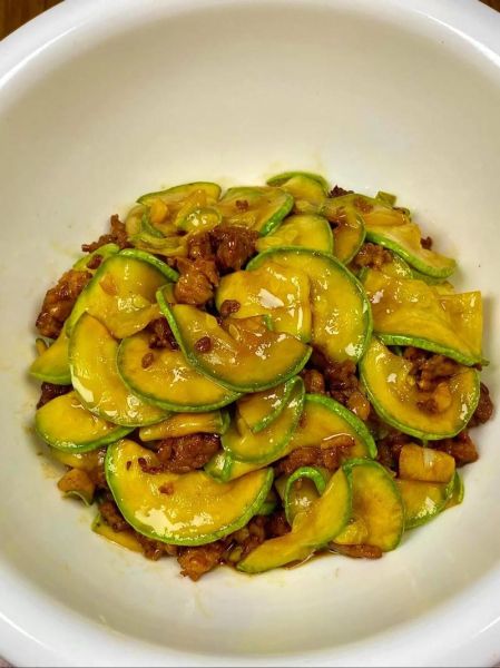 肉炒西葫芦怎么炒好吃_西葫芦炒肉要不要焯水-第1张图片-山城妙识