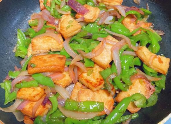 尖椒炒豆腐怎么炒好吃_尖椒炒豆腐用老豆腐还是嫩豆腐-第1张图片-山城妙识 尖椒炒豆腐怎么炒好吃_尖椒炒豆腐用老豆腐还是嫩豆腐-第1张图片-山城妙识