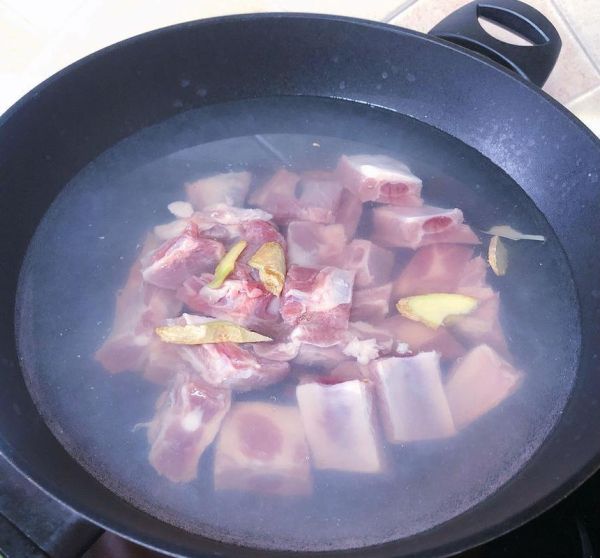 家常排骨怎么做_排骨焯水用冷水还是热水-第2张图片-山城妙识 家常排骨怎么做_排骨焯水用冷水还是热水-第2张图片-山城妙识