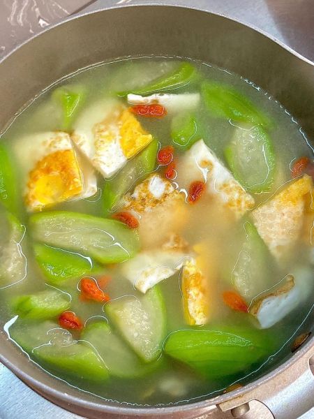 丝瓜煎蛋怎么做_丝瓜煎蛋需要焯水吗-第2张图片-山城妙识