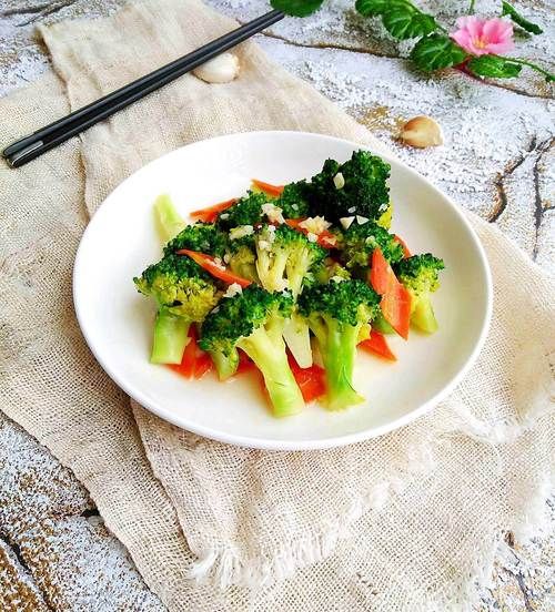 西兰花炒胡萝卜怎么炒好吃_西兰花炒胡萝卜需要焯水吗-第3张图片-山城妙识