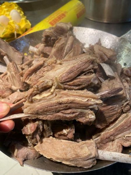 手抓羊排怎么做才正宗_手抓羊排去膻技巧-第1张图片-山城妙识