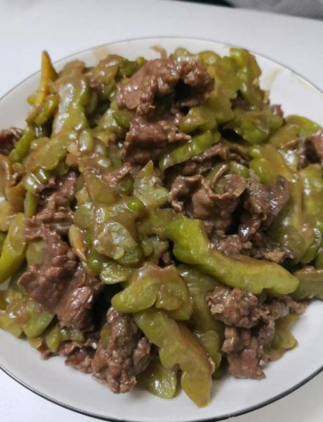 牛肉炒苦瓜怎么做不苦_苦瓜炒牛肉的家常做法-第1张图片-山城妙识