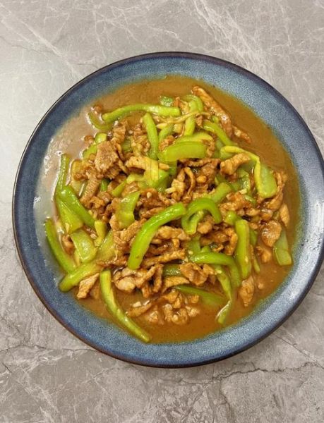 丝瓜炒肉怎么做才好吃_丝瓜炒肉的家常做法-第1张图片-山城妙识 丝瓜炒肉怎么做才好吃_丝瓜炒肉的家常做法-第1张图片-山城妙识