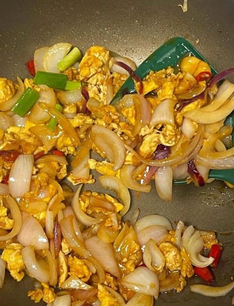 鸡蛋炒洋葱怎么做_鸡蛋炒洋葱的家常做法-第1张图片-山城妙识