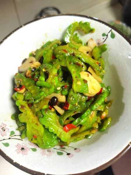 清炒苦瓜怎么炒才不苦_清炒苦瓜的家常做法-第1张图片-山城妙识 清炒苦瓜怎么炒才不苦_清炒苦瓜的家常做法-第1张图片-山城妙识