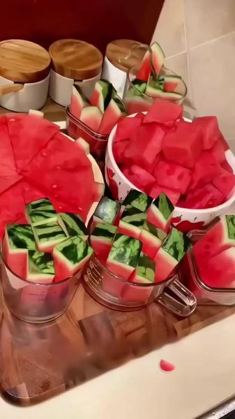 西瓜怎么切好看又简单_西瓜摆盘造型教程-第3张图片-山城妙识 西瓜怎么切好看又简单_西瓜摆盘造型教程-第3张图片-山城妙识