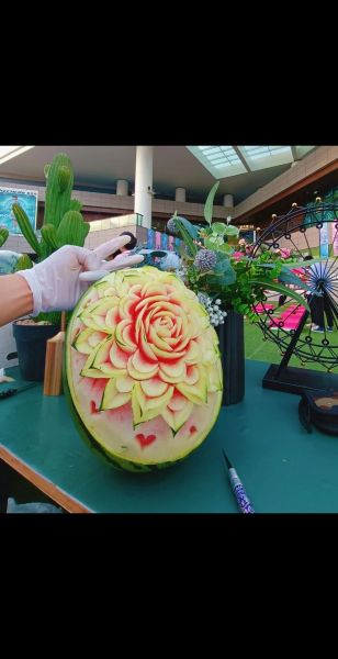 西瓜怎么切好看又简单_西瓜摆盘造型教程-第2张图片-山城妙识 西瓜怎么切好看又简单_西瓜摆盘造型教程-第2张图片-山城妙识
