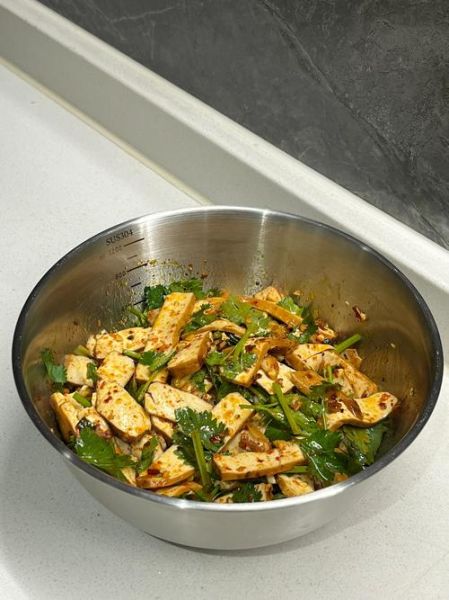 凉拌豆腐干怎么做好吃_凉拌豆腐干要不要焯水-第1张图片-山城妙识 凉拌豆腐干怎么做好吃_凉拌豆腐干要不要焯水-第1张图片-山城妙识