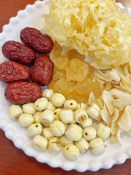 银耳莲子百合红枣枸杞汤怎么做_银耳莲子百合红枣枸杞汤的功效-第1张图片-山城妙识 银耳莲子百合红枣枸杞汤怎么做_银耳莲子百合红枣枸杞汤的功效-第1张图片-山城妙识