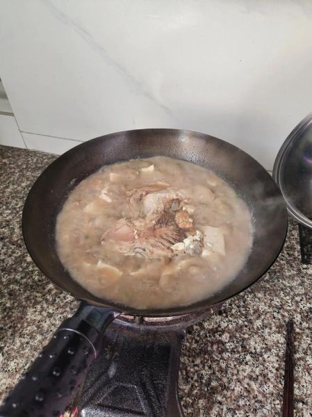 三文鱼头汤怎么煲_三文鱼头汤的家常做法-第1张图片-山城妙识 三文鱼头汤怎么煲_三文鱼头汤的家常做法-第1张图片-山城妙识