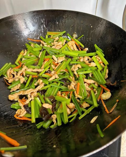 炒芹菜怎么炒才脆_芹菜炒肉要不要焯水-第1张图片-山城妙识 炒芹菜怎么炒才脆_芹菜炒肉要不要焯水-第1张图片-山城妙识