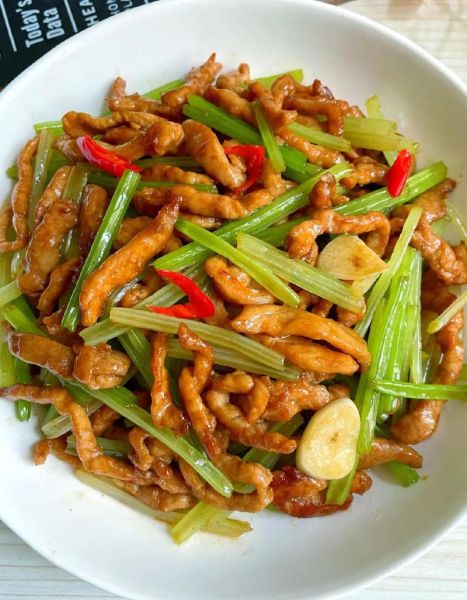 炒芹菜怎么炒才脆_芹菜炒肉要不要焯水-第2张图片-山城妙识 炒芹菜怎么炒才脆_芹菜炒肉要不要焯水-第2张图片-山城妙识