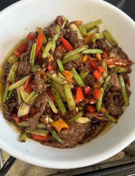 牛肉炒芹菜怎么做_牛肉炒芹菜的家常做法-第1张图片-山城妙识 牛肉炒芹菜怎么做_牛肉炒芹菜的家常做法-第1张图片-山城妙识