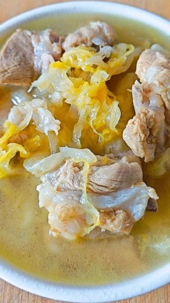 酸菜炖大骨头怎么做_酸菜炖大骨头要焯水吗-第3张图片-山城妙识