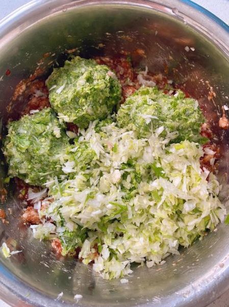 白菜肉饺子馅怎么调好吃_白菜猪肉馅要不要焯水-第1张图片-山城妙识 白菜肉饺子馅怎么调好吃_白菜猪肉馅要不要焯水-第1张图片-山城妙识