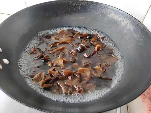 炒木耳怎么做_木耳炒前要不要焯水-第2张图片-山城妙识 炒木耳怎么做_木耳炒前要不要焯水-第2张图片-山城妙识