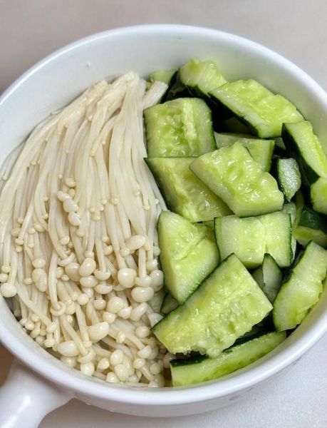 金针菇拌黄瓜怎么做_金针菇拌黄瓜需要焯水吗-第1张图片-山城妙识