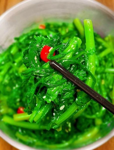 凉拌茼蒿怎么做_凉拌茼蒿需要焯水吗-第1张图片-山城妙识 凉拌茼蒿怎么做_凉拌茼蒿需要焯水吗-第1张图片-山城妙识