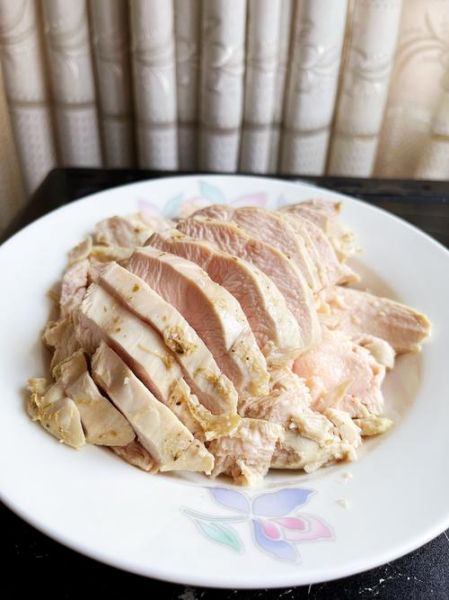 白水煮鸡胸肉怎么做才嫩_减脂餐鸡胸肉煮多久-第1张图片-山城妙识 白水煮鸡胸肉怎么做才嫩_减脂餐鸡胸肉煮多久-第1张图片-山城妙识