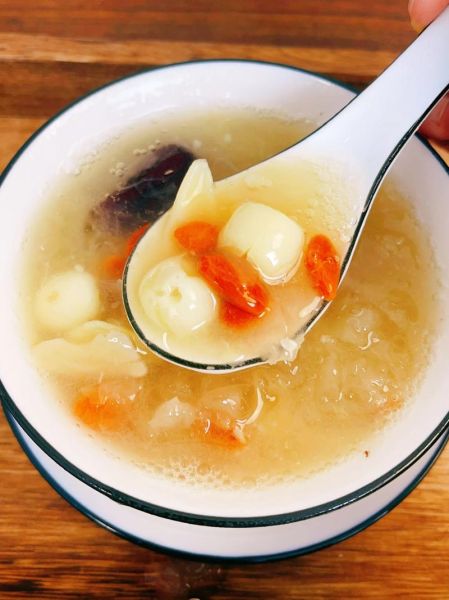 莲子百合银耳汤的做法_怎么炖出胶质-第2张图片-山城妙识 莲子百合银耳汤的做法_怎么炖出胶质-第2张图片-山城妙识