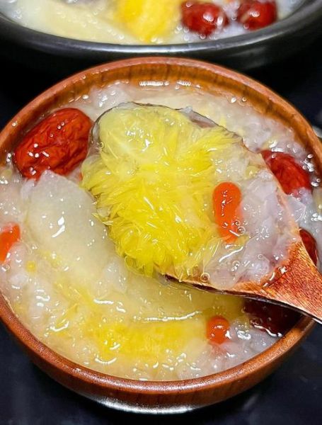 银耳红枣枸杞汤的做法_银耳红枣枸杞汤怎么煮才出胶-第1张图片-山城妙识 银耳红枣枸杞汤的做法_银耳红枣枸杞汤怎么煮才出胶-第1张图片-山城妙识