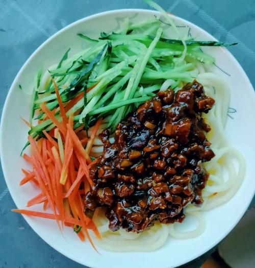 家庭版炸酱面怎么做_炸酱面酱怎么炒不苦-第1张图片-山城妙识 家庭版炸酱面怎么做_炸酱面酱怎么炒不苦-第1张图片-山城妙识