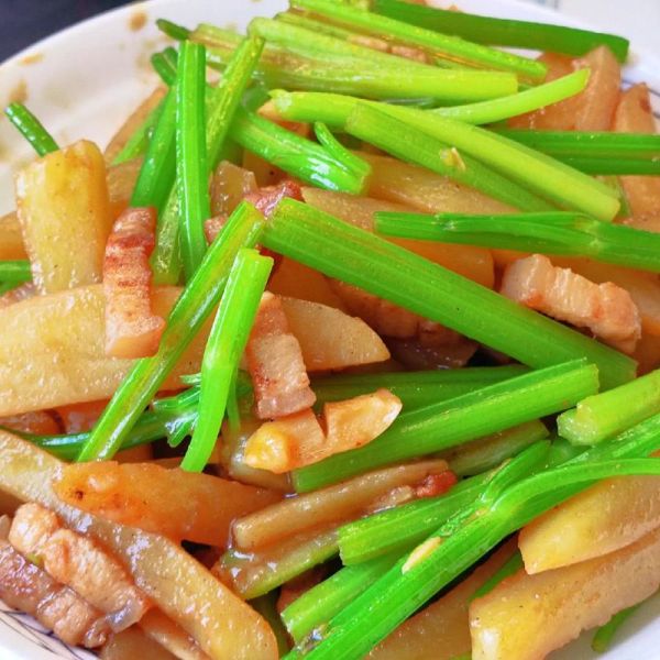 芹菜炒土豆条怎么炒好吃_芹菜炒土豆条用焯水吗-第1张图片-山城妙识 芹菜炒土豆条怎么炒好吃_芹菜炒土豆条用焯水吗-第1张图片-山城妙识