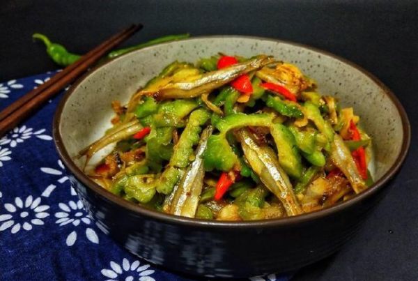 青椒炒苦瓜怎么做不苦_苦瓜炒前要不要焯水-第2张图片-山城妙识