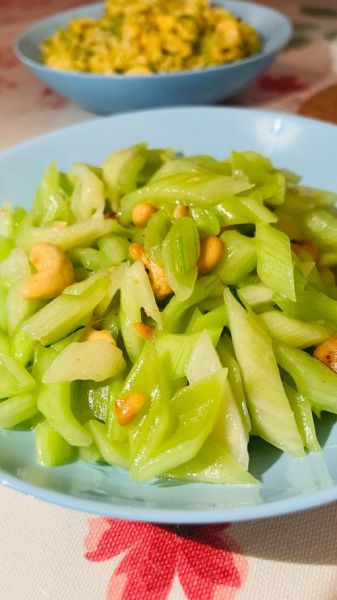 清炒西芹怎么炒才脆_清炒西芹要不要焯水-第1张图片-山城妙识 清炒西芹怎么炒才脆_清炒西芹要不要焯水-第1张图片-山城妙识