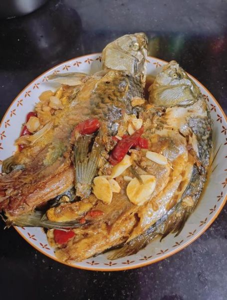 东北酱焖鲫鱼怎么做_酱焖鲫鱼用啥酱最香-第2张图片-山城妙识