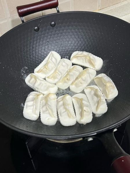 煎饺子怎么不粘锅_煎饺子不粘锅的窍门-第3张图片-山城妙识 煎饺子怎么不粘锅_煎饺子不粘锅的窍门-第3张图片-山城妙识