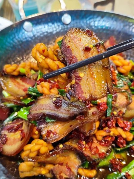 大蒜炒腊肉怎么做_腊肉炒大蒜用焯水吗-第2张图片-山城妙识 大蒜炒腊肉怎么做_腊肉炒大蒜用焯水吗-第2张图片-山城妙识